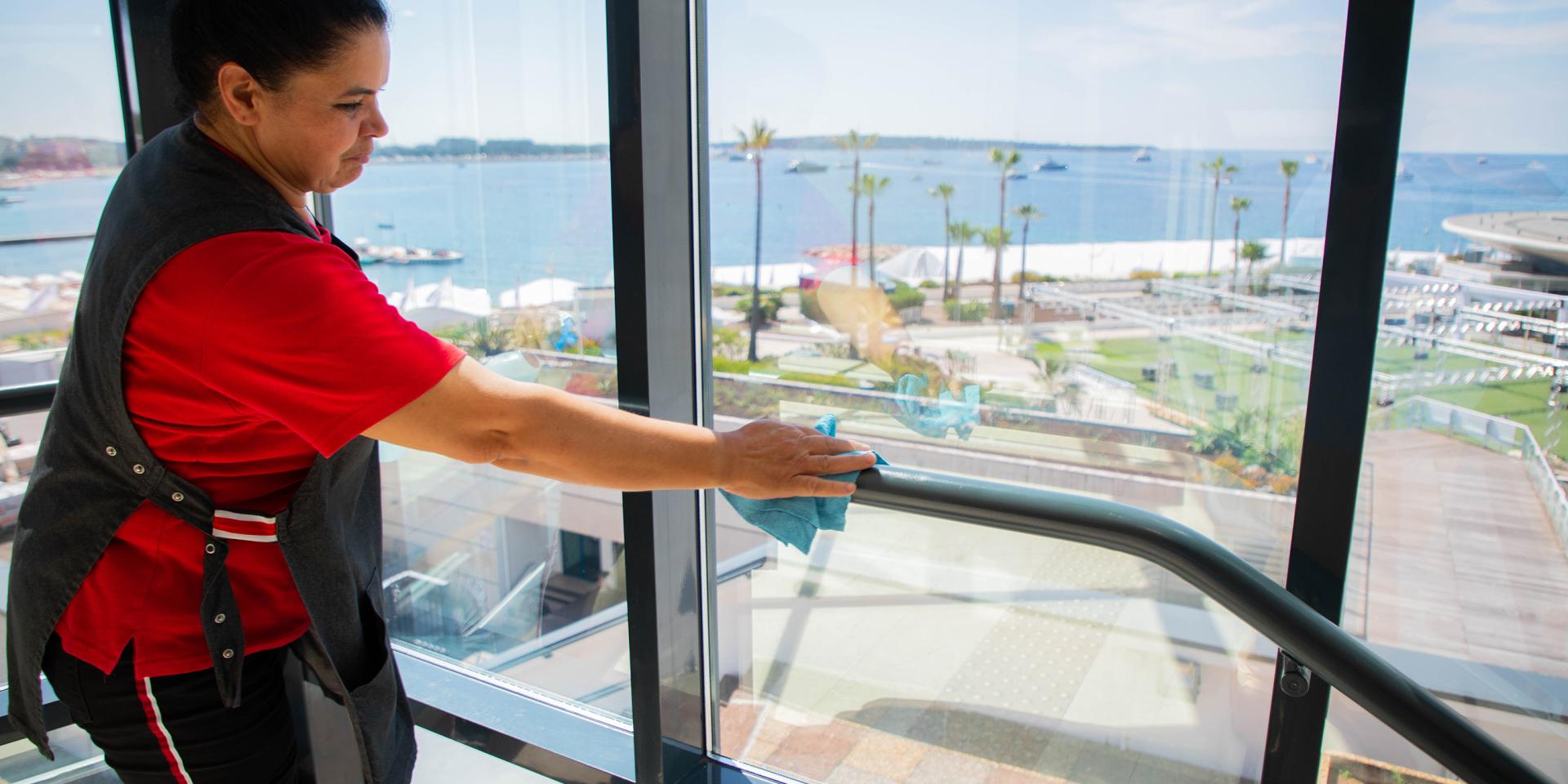 Event at le Palais: the cleaning team ensures the cleanliness of the ...